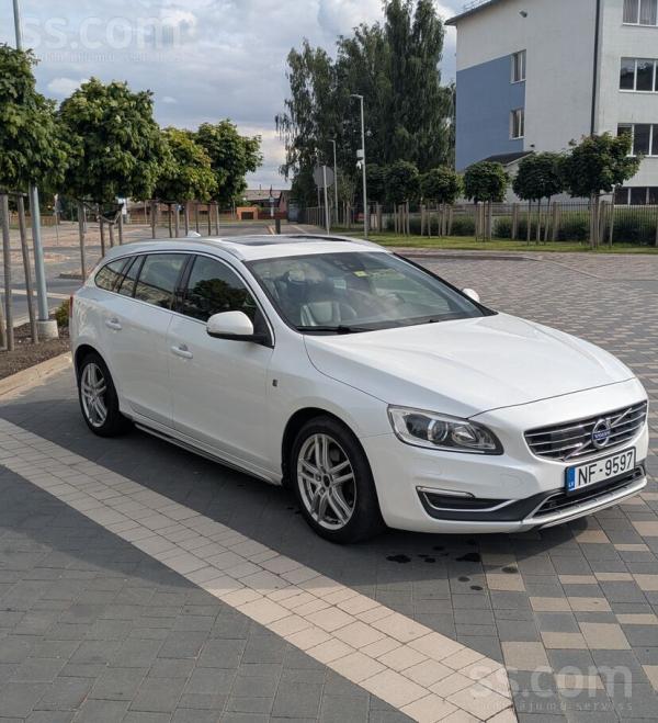 White Volvo V60 2014 in Jelgava, with an engine capacity of 2.00 L and mileage of 333 thousand km for 7700 €, photo 1 on AUTOMOTO.COM.LV