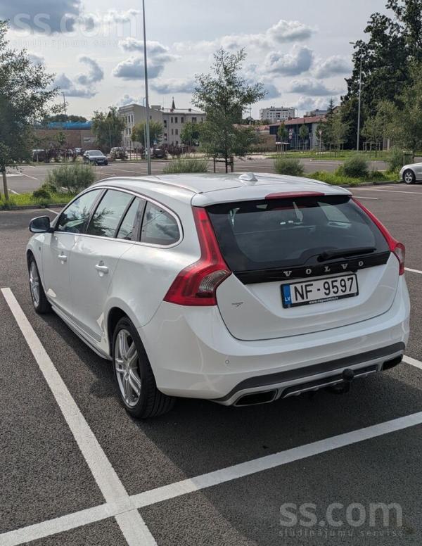 White Volvo V60 2014 in Jelgava, with an engine capacity of 2.00 L and mileage of 333 thousand km for 7700 €, photo 4 on AUTOMOTO.COM.LV