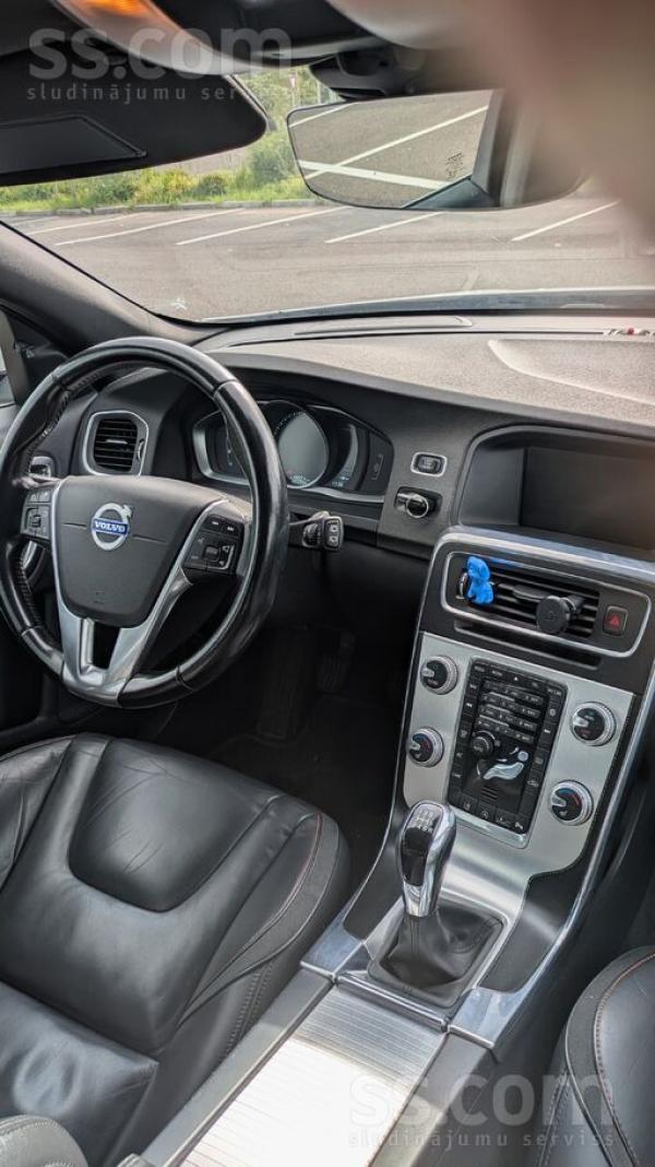 Balts Volvo V60 2014 Jelgava, ar dzinēja tilpumu 2.00 L un nobraukumu 333 tūkst. km par 7700 €, foto 6 vietnē AUTOMOTO.COM.LV