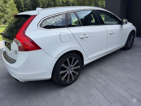 Balts Volvo V60 2014 Kazlų Rūda, ar dzinēja tilpumu 2.40 L un nobraukumu 304 tūkst. km par 7550 €, foto 3 vietnē AUTOMOTO.COM.LV