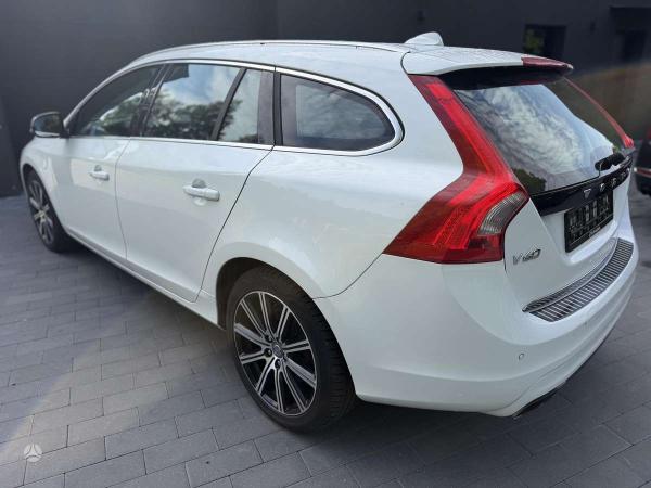 Balts Volvo V60 2014 Kazlų Rūda, ar dzinēja tilpumu 2.40 L un nobraukumu 304 tūkst. km par 7550 €, foto 4 vietnē AUTOMOTO.COM.LV