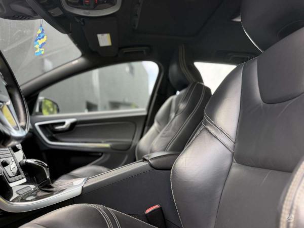 Balts Volvo V60 2014 Kazlų Rūda, ar dzinēja tilpumu 2.40 L un nobraukumu 304 tūkst. km par 7550 €, foto 8 vietnē AUTOMOTO.COM.LV