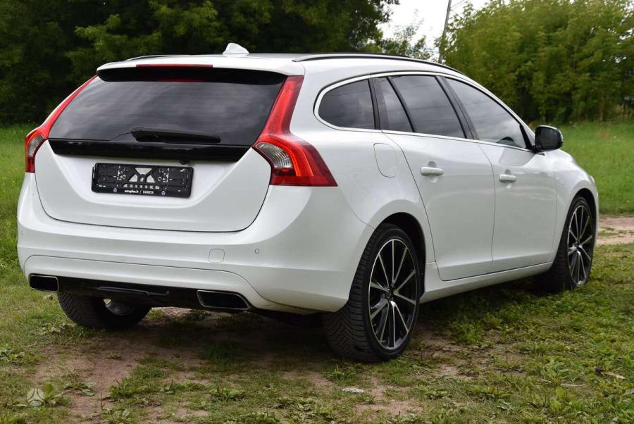 Balts Volvo V60 2014 Viļņa, ar dzinēja tilpumu 2.40 L un nobraukumu 269 tūkst. km par 6500 €, foto 3 vietnē AUTOMOTO.COM.LV
