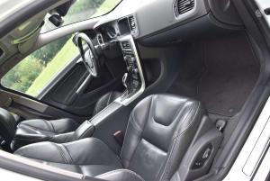 Balts Volvo V60 2014 Viļņa, ar dzinēja tilpumu 2.40 L un nobraukumu 269 tūkst. km par 6500 €, foto 11 vietnē AUTOMOTO.COM.LV