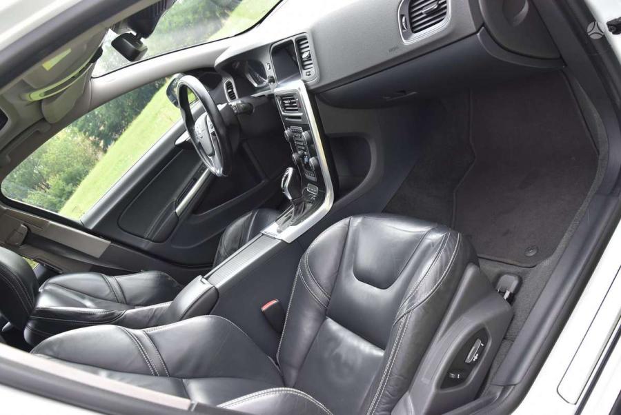 Balts Volvo V60 2014 Viļņa, ar dzinēja tilpumu 2.40 L un nobraukumu 269 tūkst. km par 6500 €, foto 11 vietnē AUTOMOTO.COM.LV