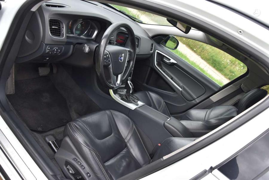 Balts Volvo V60 2014 Viļņa, ar dzinēja tilpumu 2.40 L un nobraukumu 269 tūkst. km par 6500 €, foto 12 vietnē AUTOMOTO.COM.LV