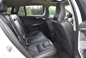 Balts Volvo V60 2014 Viļņa, ar dzinēja tilpumu 2.40 L un nobraukumu 269 tūkst. km par 6500 €, foto 16 vietnē AUTOMOTO.COM.LV