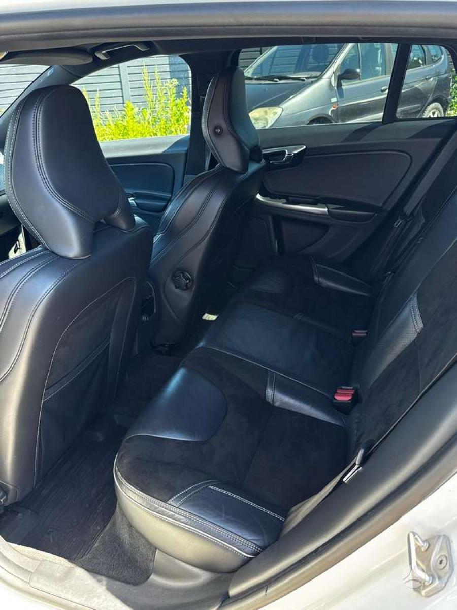 Balts Volvo V60 2014 Palanga, ar dzinēja tilpumu 1.97 L un nobraukumu 323 tūkst. km par 6450 €, foto 21 vietnē AUTOMOTO.COM.LV