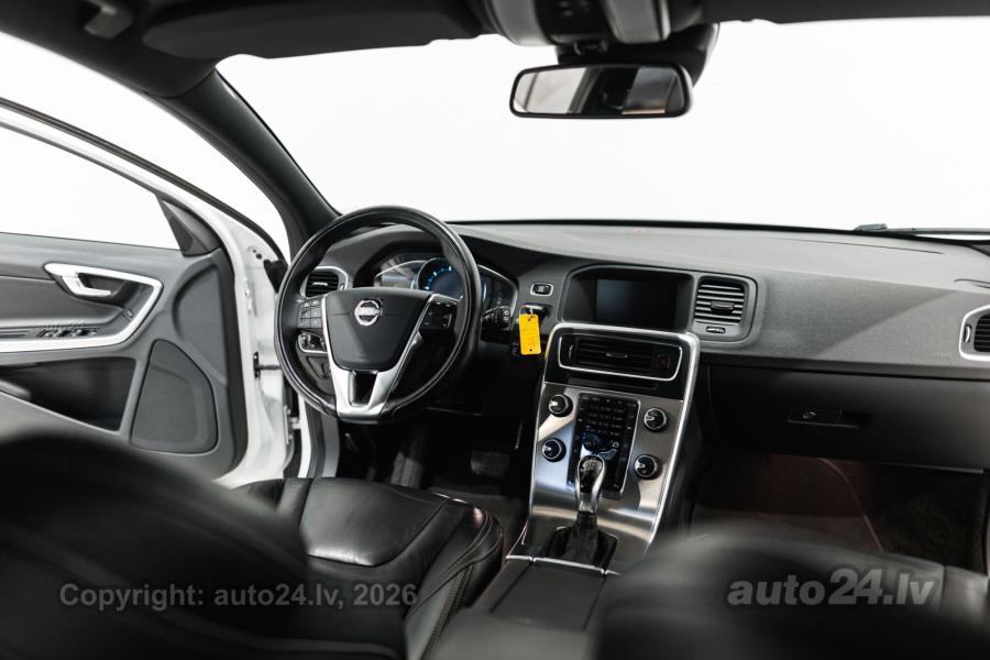 Balts Volvo V60 2014 Tallina, ar dzinēja tilpumu 2.40 L un nobraukumu 192 tūkst. km par 9990 €, foto 16 vietnē AUTOMOTO.COM.LV
