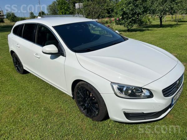 White Volvo V60 2014 in Riga, with an engine capacity of 2.00 L and mileage of 276 thousand km for 7500 €, photo 3 on AUTOMOTO.COM.LV