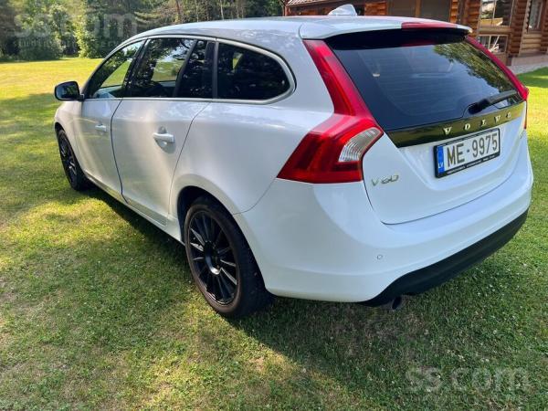 White Volvo V60 2014 in Riga, with an engine capacity of 2.00 L and mileage of 276 thousand km for 7500 €, photo 4 on AUTOMOTO.COM.LV