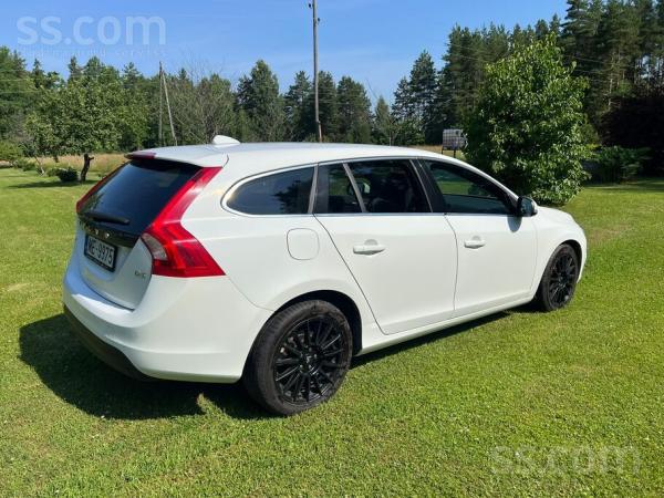 White Volvo V60 2014 in Riga, with an engine capacity of 2.00 L and mileage of 276 thousand km for 7500 €, photo 5 on AUTOMOTO.COM.LV
