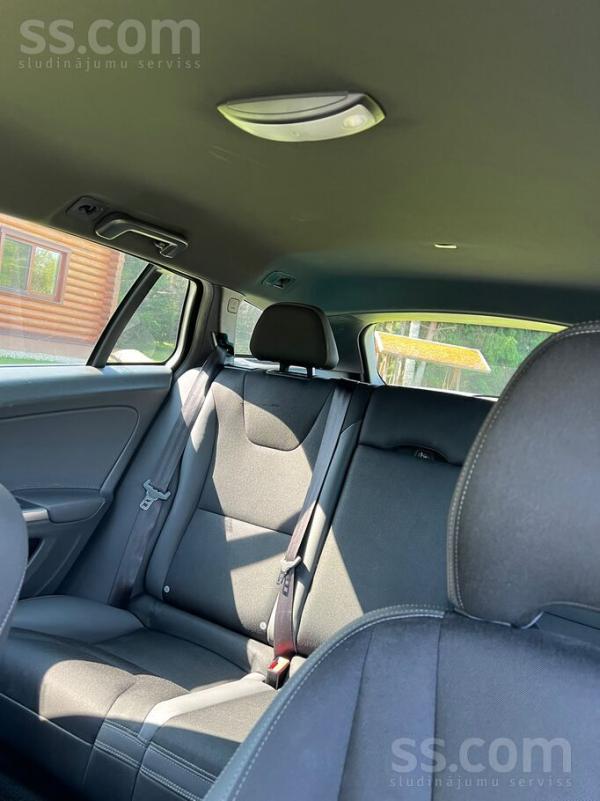 White Volvo V60 2014 in Riga, with an engine capacity of 2.00 L and mileage of 276 thousand km for 7500 €, photo 8 on AUTOMOTO.COM.LV