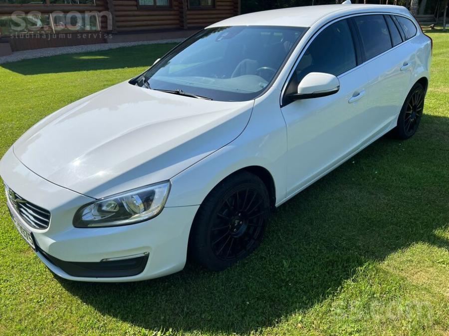 Balts Volvo V60 2014 Rīga, ar dzinēja tilpumu 2.00 L un nobraukumu 276 tūkst. km par 7500 €, foto 3 vietnē AUTOMOTO.COM.LV