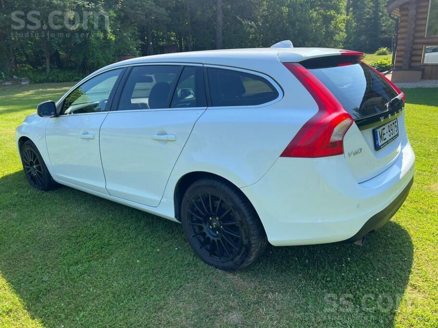 Balts Volvo V60 2014 Rīga, ar dzinēja tilpumu 2.00 L un nobraukumu 276 tūkst. km par 7500 €, foto 7 vietnē AUTOMOTO.COM.LV