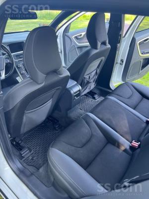 Balts Volvo V60 2014 Rīga, ar dzinēja tilpumu 2.00 L un nobraukumu 276 tūkst. km par 7500 €, foto 10 vietnē AUTOMOTO.COM.LV