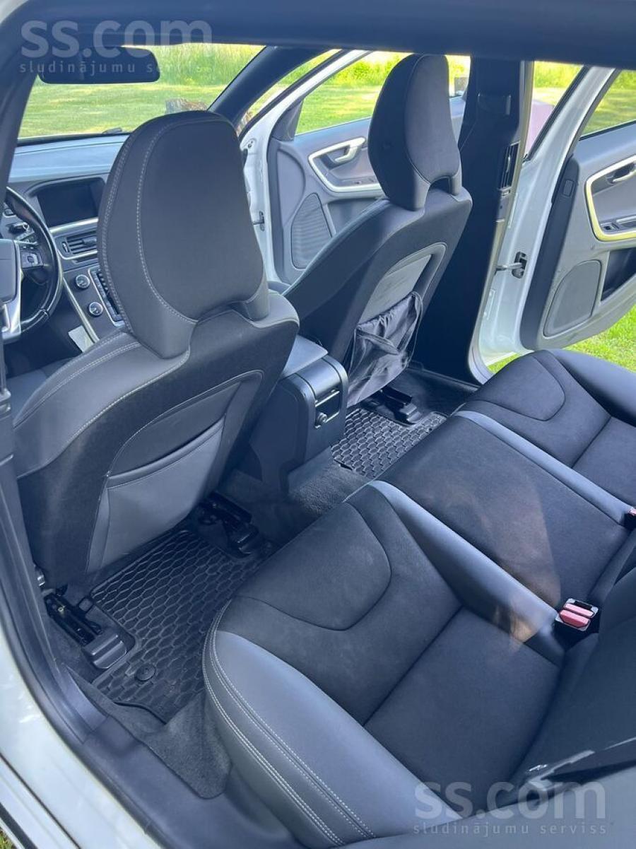 Balts Volvo V60 2014 Rīga, ar dzinēja tilpumu 2.00 L un nobraukumu 276 tūkst. km par 7500 €, foto 10 vietnē AUTOMOTO.COM.LV