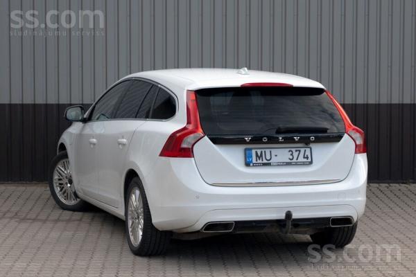 White Volvo V60 2014 in Talsi, with an engine capacity of 2.40 L and mileage of 246 thousand km for 5995 €, photo 4 on AUTOMOTO.COM.LV