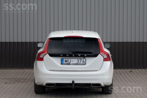 White Volvo V60 2014 in Talsi, with an engine capacity of 2.40 L and mileage of 246 thousand km for 5995 €, photo 5 on AUTOMOTO.COM.LV