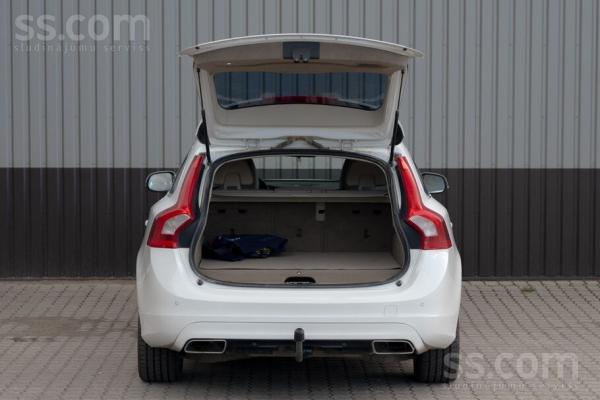 White Volvo V60 2014 in Talsi, with an engine capacity of 2.40 L and mileage of 246 thousand km for 5995 €, photo 6 on AUTOMOTO.COM.LV