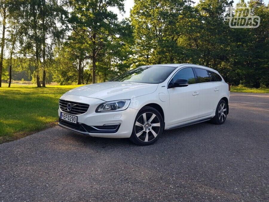 White Volvo V60 2014 in Vilnius, with an engine capacity of 2.40 L and mileage of 260 thousand km for 7800 €, photo 1 on AUTOMOTO.COM.LV
