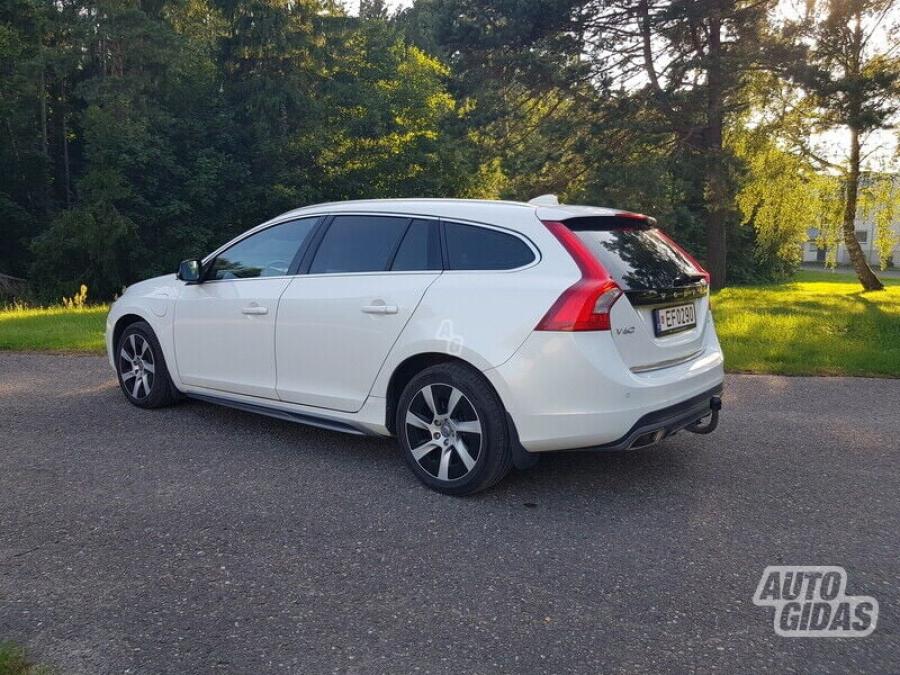 White Volvo V60 2014 in Vilnius, with an engine capacity of 2.40 L and mileage of 260 thousand km for 7800 €, photo 4 on AUTOMOTO.COM.LV