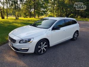 White Volvo V60 2014 in Vilnius, with an engine capacity of 2.40 L and mileage of 260 thousand km for 7800 €, photo 5 on AUTOMOTO.COM.LV