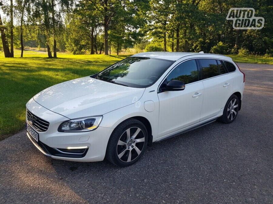 White Volvo V60 2014 in Vilnius, with an engine capacity of 2.40 L and mileage of 260 thousand km for 7800 €, photo 5 on AUTOMOTO.COM.LV