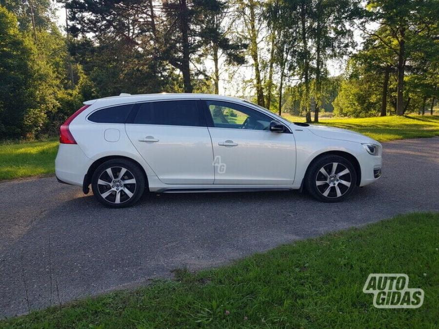 White Volvo V60 2014 in Vilnius, with an engine capacity of 2.40 L and mileage of 260 thousand km for 7800 €, photo 8 on AUTOMOTO.COM.LV