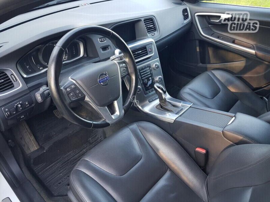 White Volvo V60 2014 in Vilnius, with an engine capacity of 2.40 L and mileage of 260 thousand km for 7800 €, photo 11 on AUTOMOTO.COM.LV