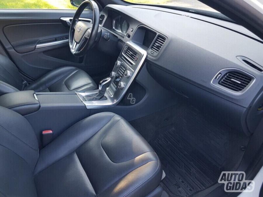 White Volvo V60 2014 in Vilnius, with an engine capacity of 2.40 L and mileage of 260 thousand km for 7800 €, photo 13 on AUTOMOTO.COM.LV