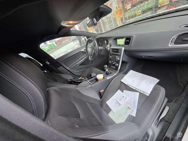 Balts Volvo V60 2014 Viļņa, ar dzinēja tilpumu 1.56 L un nobraukumu 268 tūkst. km par 6750 €, foto 9 vietnē AUTOMOTO.COM.LV