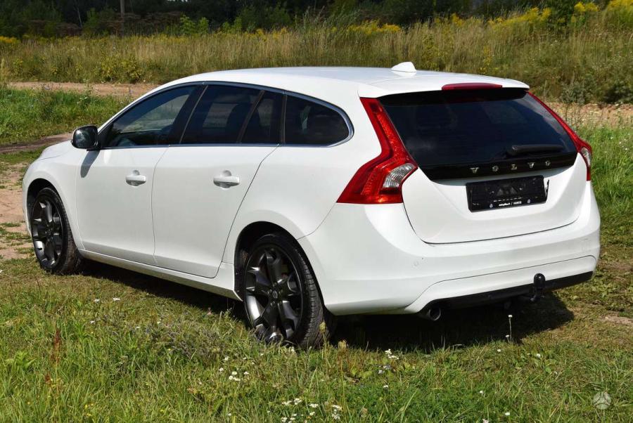 Balts Volvo V60 2014 Viļņa, ar dzinēja tilpumu 1.56 L un nobraukumu 268 tūkst. km par 6750 €, foto 3 vietnē AUTOMOTO.COM.LV