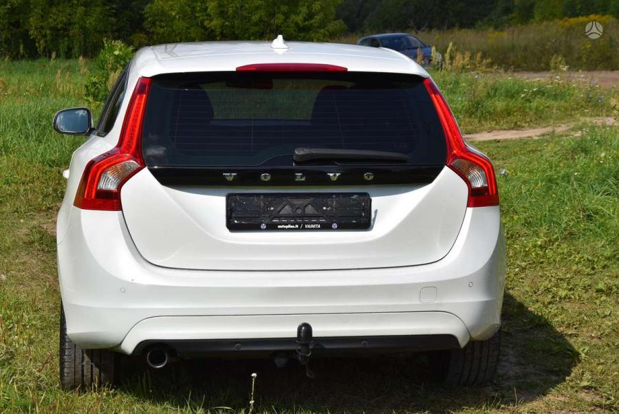 Balts Volvo V60 2014 Viļņa, ar dzinēja tilpumu 1.56 L un nobraukumu 268 tūkst. km par 6750 €, foto 4 vietnē AUTOMOTO.COM.LV
