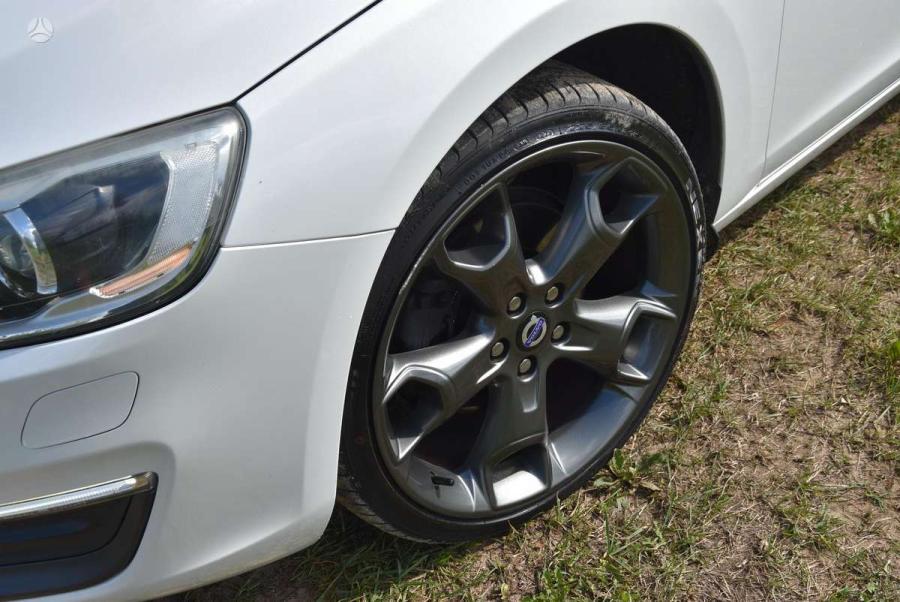 Balts Volvo V60 2014 Viļņa, ar dzinēja tilpumu 1.56 L un nobraukumu 268 tūkst. km par 6750 €, foto 6 vietnē AUTOMOTO.COM.LV