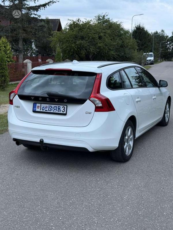 White Volvo V60 2014 in Vilnius, with an engine capacity of 1.56 L and mileage of 350 thousand km for 4999 €, photo 5 on AUTOMOTO.COM.LV