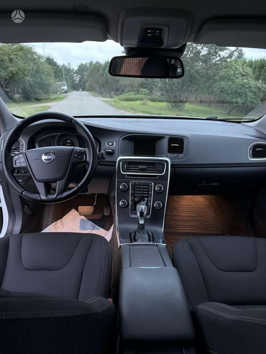 Balts Volvo V60 2014 Viļņa, ar dzinēja tilpumu 1.56 L un nobraukumu 350 tūkst. km par 4999 €, foto 6 vietnē AUTOMOTO.COM.LV
