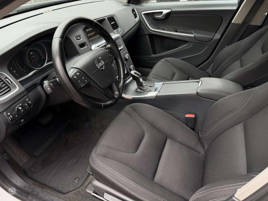 Balts Volvo V60 2014 Viļņa, ar dzinēja tilpumu 1.56 L un nobraukumu 350 tūkst. km par 4999 €, foto 7 vietnē AUTOMOTO.COM.LV