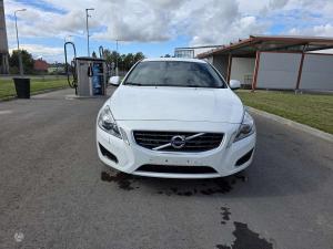 Balts Volvo V60 2014 Kretinga, ar dzinēja tilpumu 1.60 L un nobraukumu 225 tūkst. km par 4300 €, foto  vietnē AUTOMOTO.COM.LV