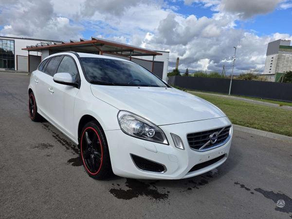 Balts Volvo V60 2014 Kretinga, ar dzinēja tilpumu 1.60 L un nobraukumu 225 tūkst. km par 4300 €, foto 3 vietnē AUTOMOTO.COM.LV