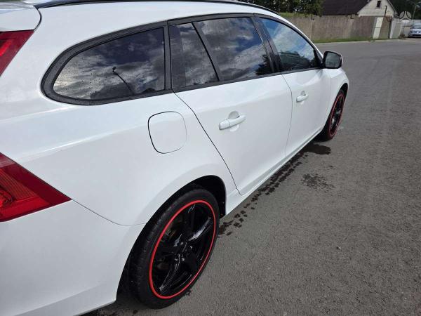 Balts Volvo V60 2014 Kretinga, ar dzinēja tilpumu 1.60 L un nobraukumu 225 tūkst. km par 4300 €, foto 5 vietnē AUTOMOTO.COM.LV