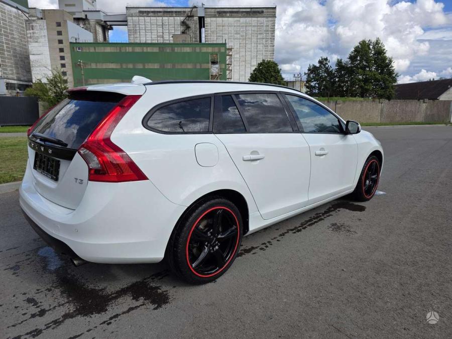 Balts Volvo V60 2014 Kretinga, ar dzinēja tilpumu 1.60 L un nobraukumu 225 tūkst. km par 4300 €, foto 8 vietnē AUTOMOTO.COM.LV