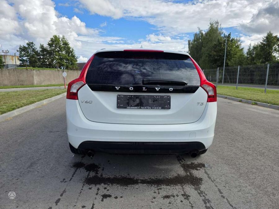 Balts Volvo V60 2014 Kretinga, ar dzinēja tilpumu 1.60 L un nobraukumu 225 tūkst. km par 4300 €, foto 9 vietnē AUTOMOTO.COM.LV