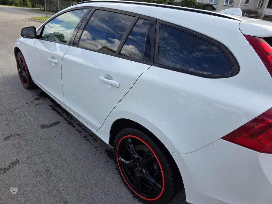 Balts Volvo V60 2014 Kretinga, ar dzinēja tilpumu 1.60 L un nobraukumu 225 tūkst. km par 4300 €, foto 10 vietnē AUTOMOTO.COM.LV