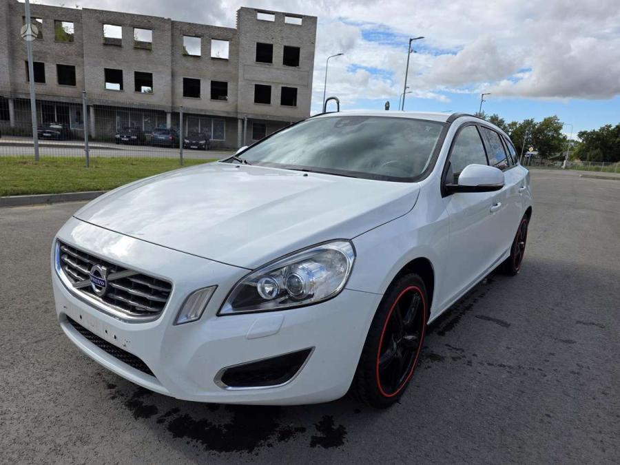 Balts Volvo V60 2014 Kretinga, ar dzinēja tilpumu 1.60 L un nobraukumu 225 tūkst. km par 4300 €, foto 11 vietnē AUTOMOTO.COM.LV