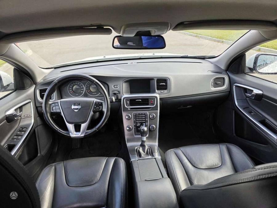 Balts Volvo V60 2014 Kretinga, ar dzinēja tilpumu 1.60 L un nobraukumu 225 tūkst. km par 4300 €, foto 13 vietnē AUTOMOTO.COM.LV