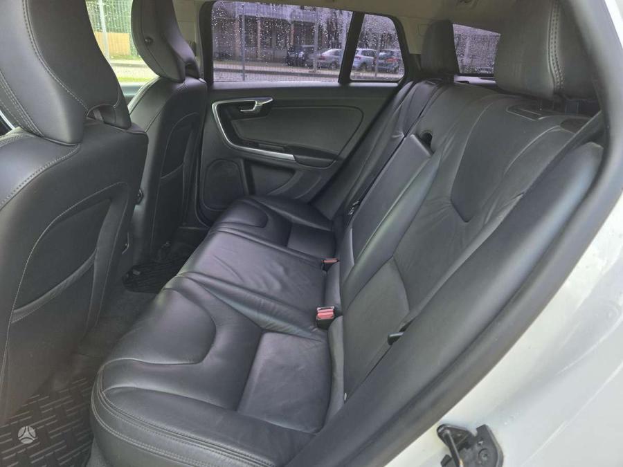Balts Volvo V60 2014 Kretinga, ar dzinēja tilpumu 1.60 L un nobraukumu 225 tūkst. km par 4300 €, foto 14 vietnē AUTOMOTO.COM.LV