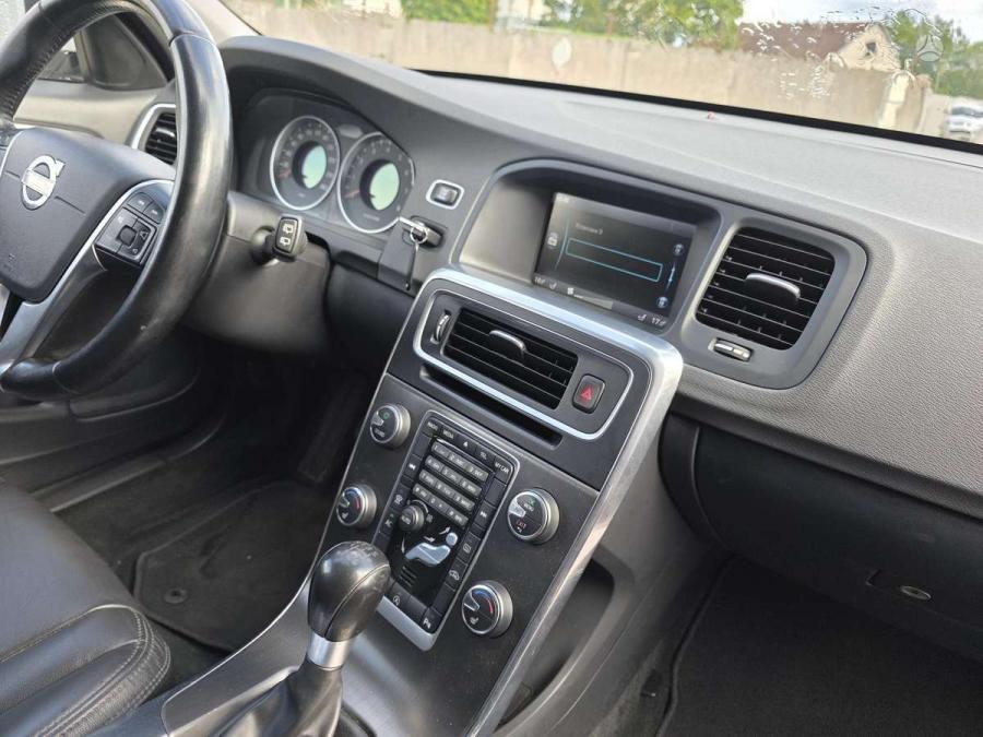 Balts Volvo V60 2014 Kretinga, ar dzinēja tilpumu 1.60 L un nobraukumu 225 tūkst. km par 4300 €, foto 15 vietnē AUTOMOTO.COM.LV