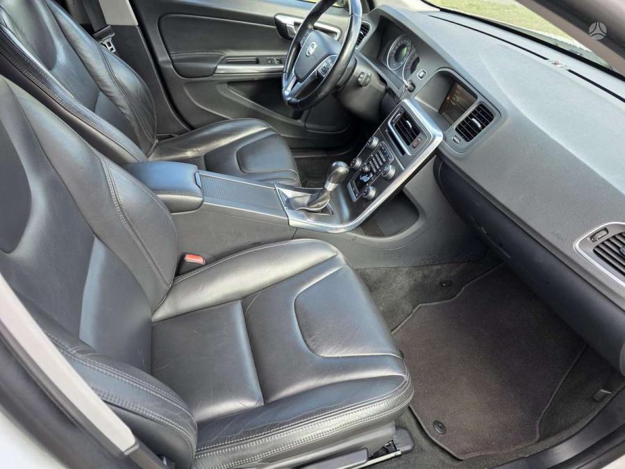 Balts Volvo V60 2014 Kretinga, ar dzinēja tilpumu 1.60 L un nobraukumu 225 tūkst. km par 4300 €, foto 16 vietnē AUTOMOTO.COM.LV
