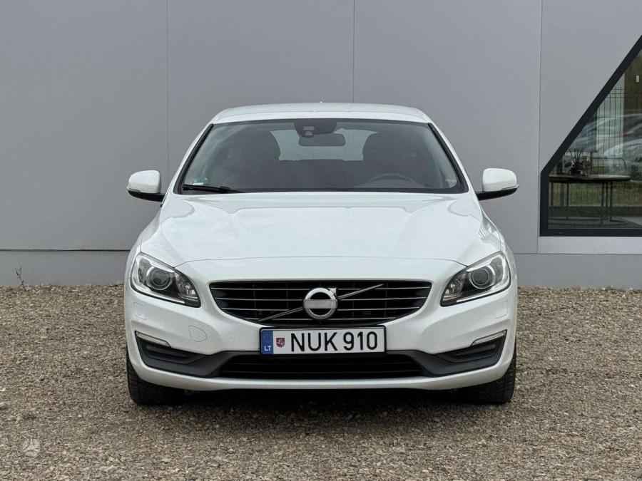 White Volvo V60 2014 in Siauliai, with an engine capacity of 1.97 L and mileage of 388 thousand km for 6100 €, photo 3 on AUTOMOTO.COM.LV